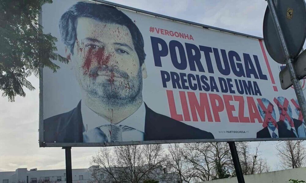 Cartaz do Chega vandalizado em Évora – Rádio TDS